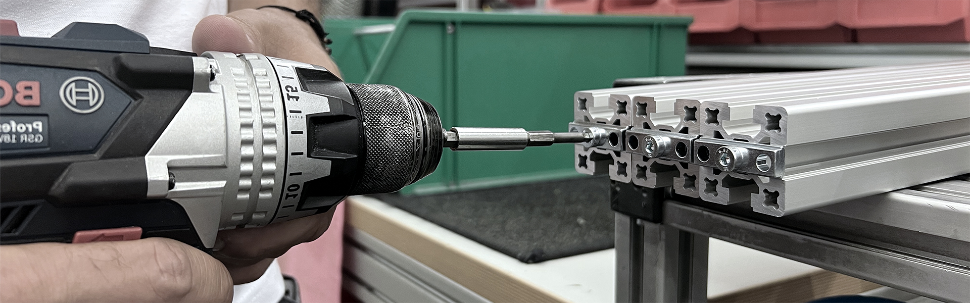 Assembly of enclosures and profiles